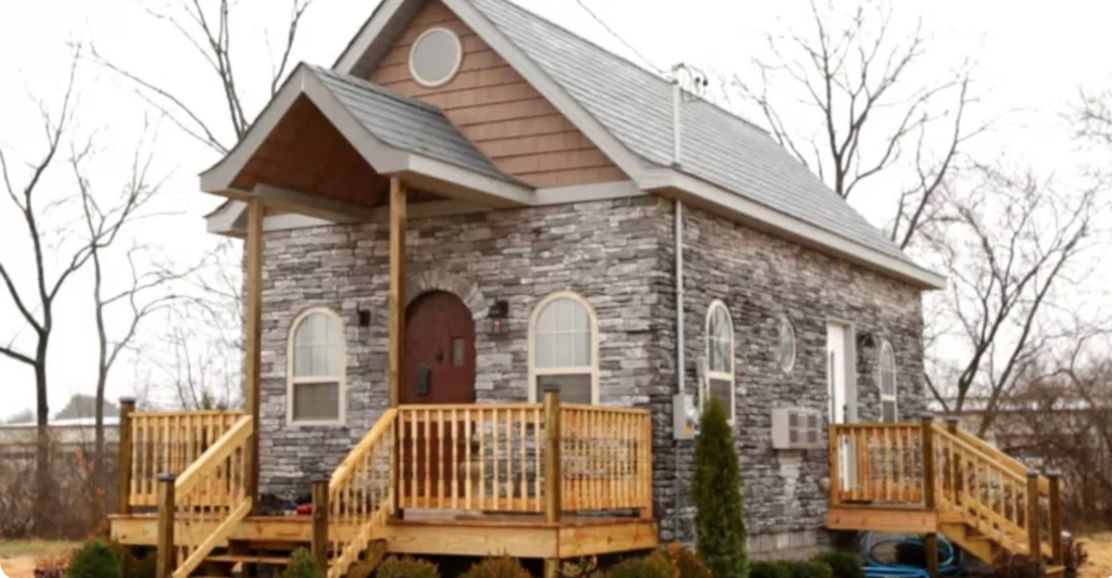 A Log House At The Lake That's Perfect For Summer And Winter Use